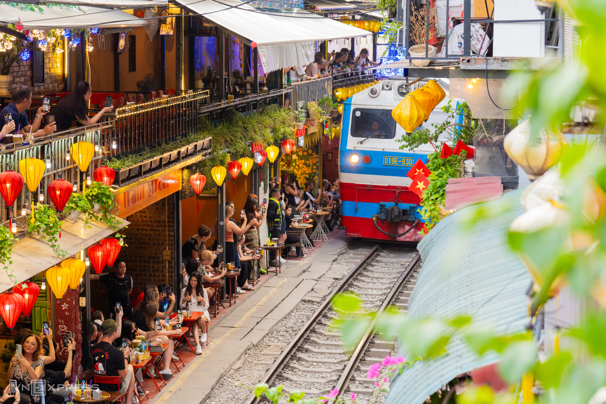 The end of the iconic train street in Hanoi? - VietOne Travel